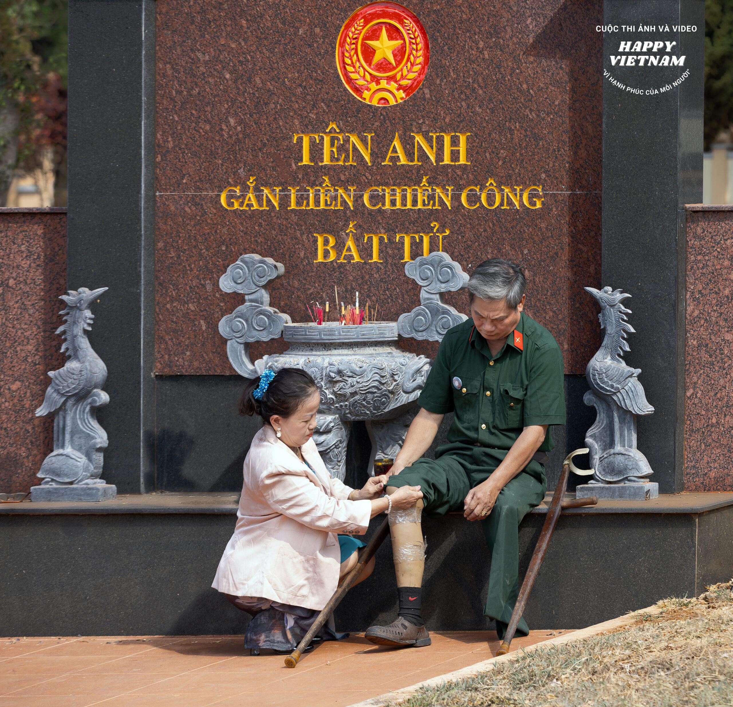 The work: The wounded soldier is happy with his partner when he visits ...