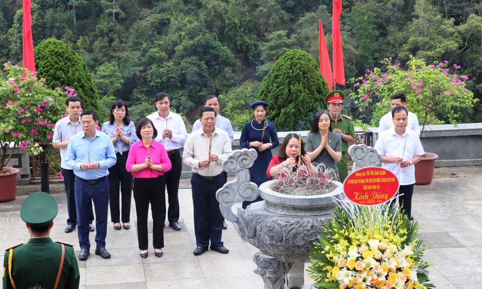 รองประธานาธิบดี Vo Thi Anh Xuan ถวายธูปเทียนที่วัดโฮจิมินห์ ณ แหล่ง ...