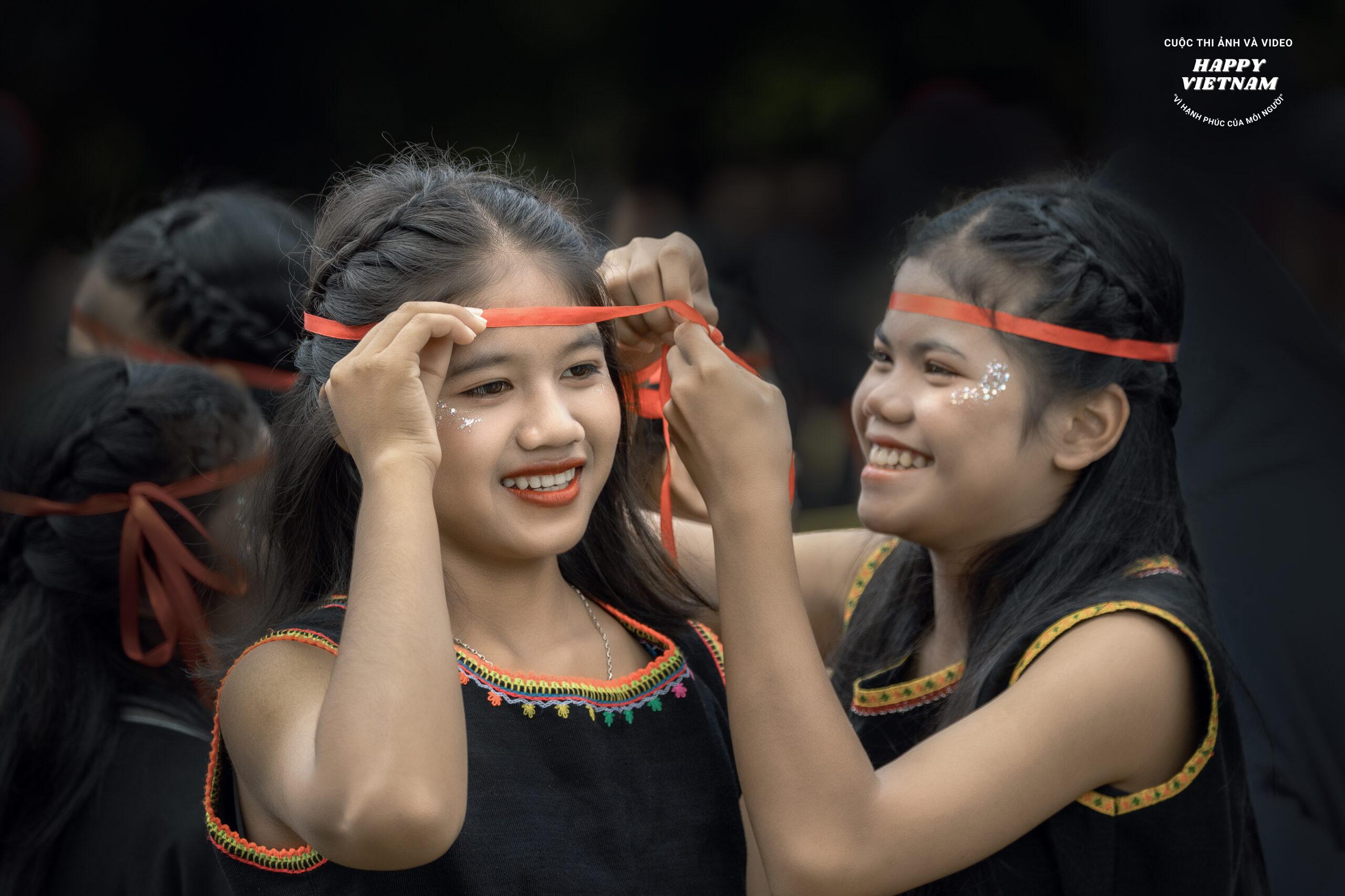 Tác phẩm Đôi bạn vui quầy trước giờ diễn xoang