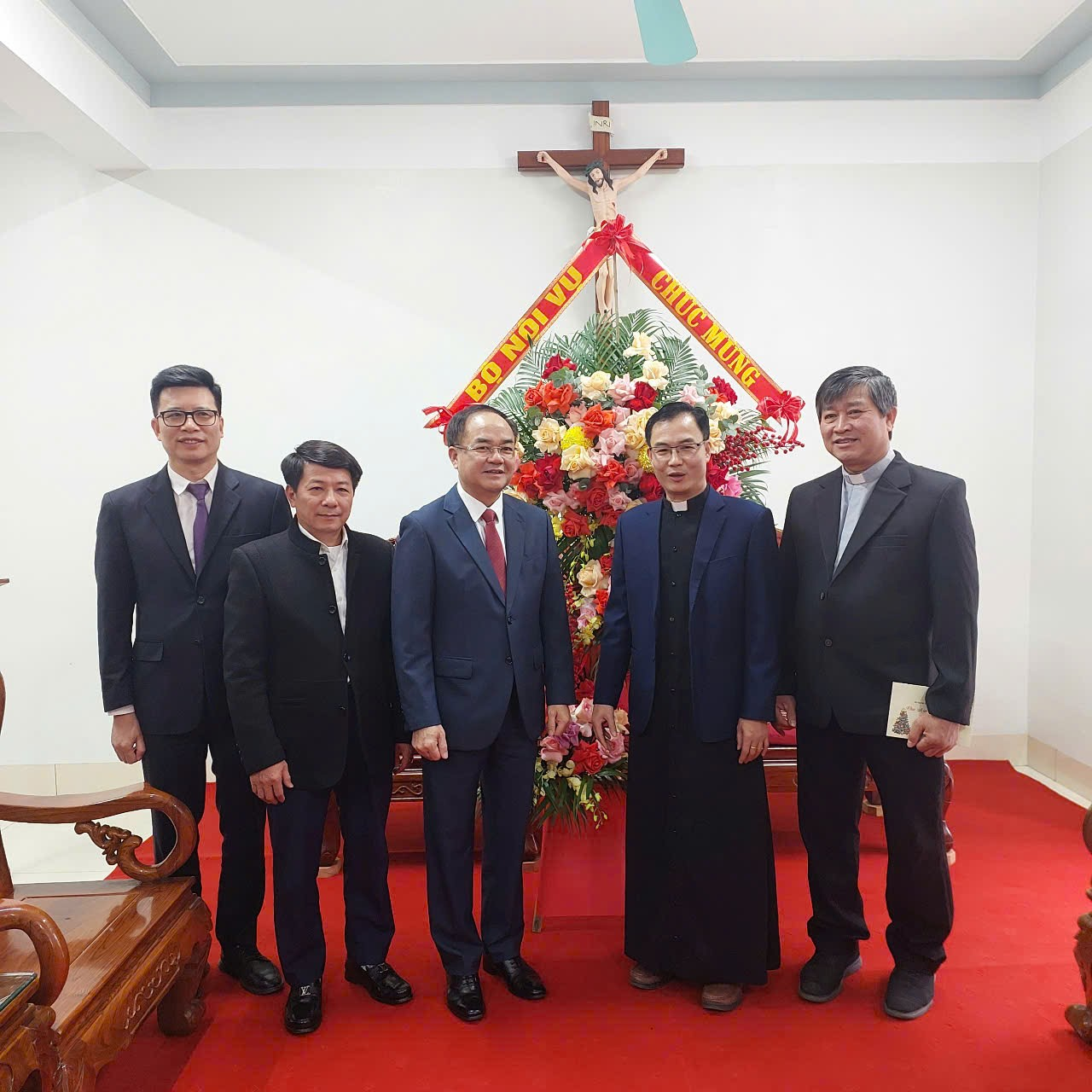 Stellvertretender Innenminister Vu Chien Thang besuchte und gratulierte Priestern, Mönchen und ...