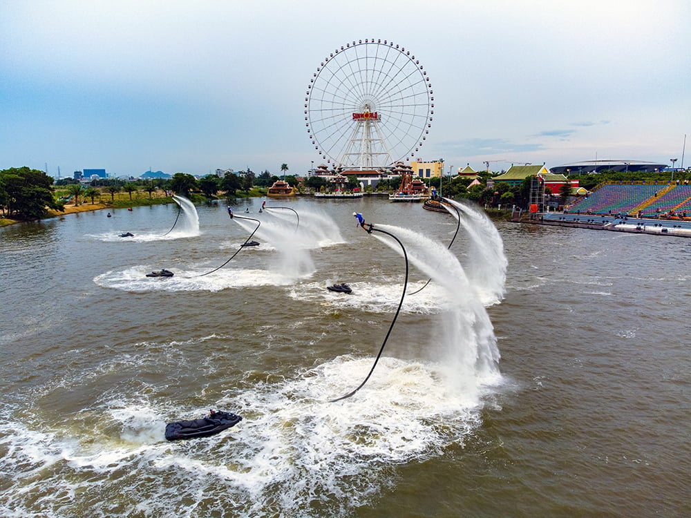 Gấp rút chuẩn bị cho show trình diễn Jetski & Flyboards trong đêm khai ...