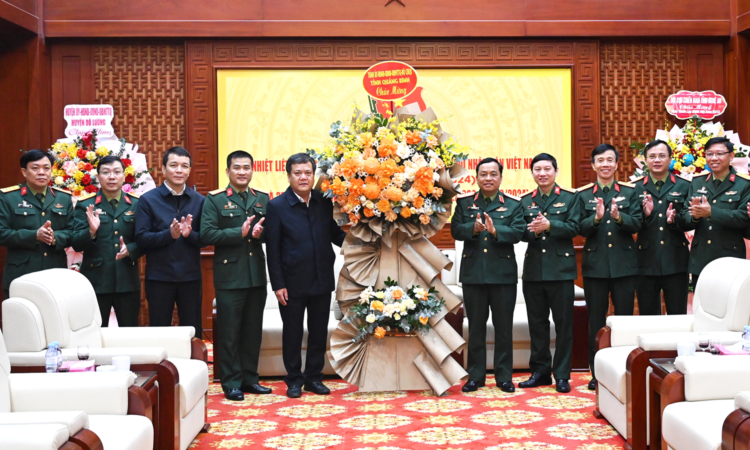 Chairman of the Provincial People's Committee Tran Phong visited and ...