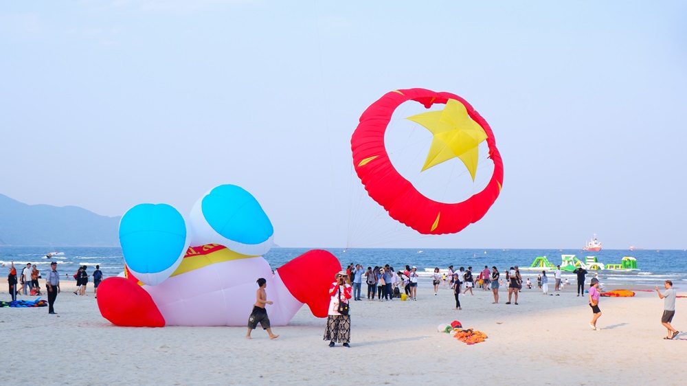 Sonderausstellung mit Sandskulpturen- und Drachenflugkunst am Strand in ...