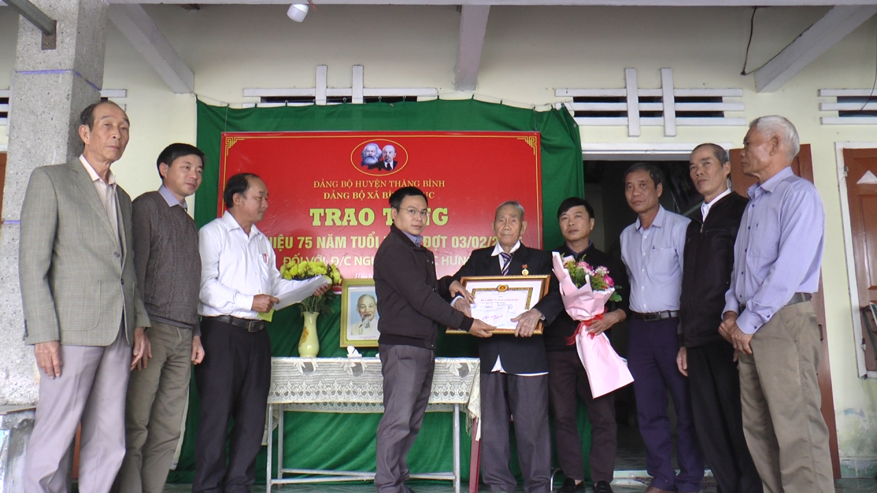 Thang Binh awarded 75-year and 70-year Party membership badges to party ...