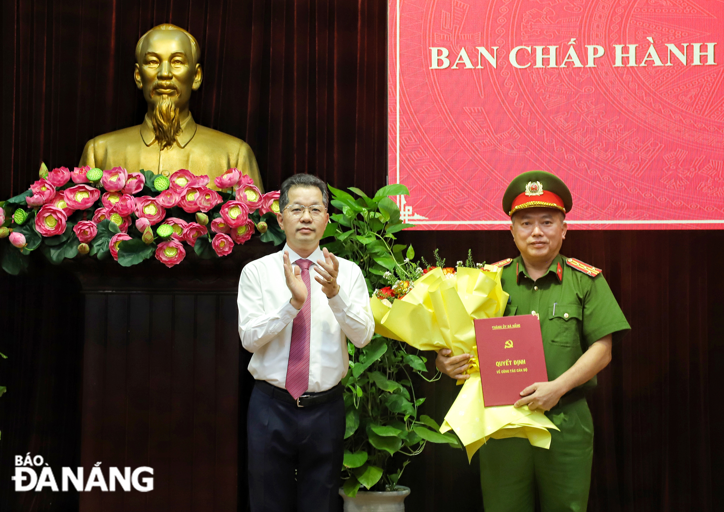 Nguyen Van Tang 대령이 시당 집행위원회에 합류
