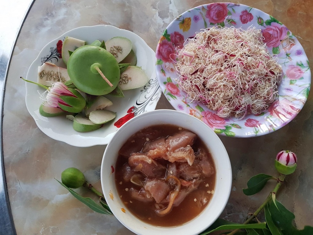 Specialty willow flowers with fish sauce and chicken gizzard