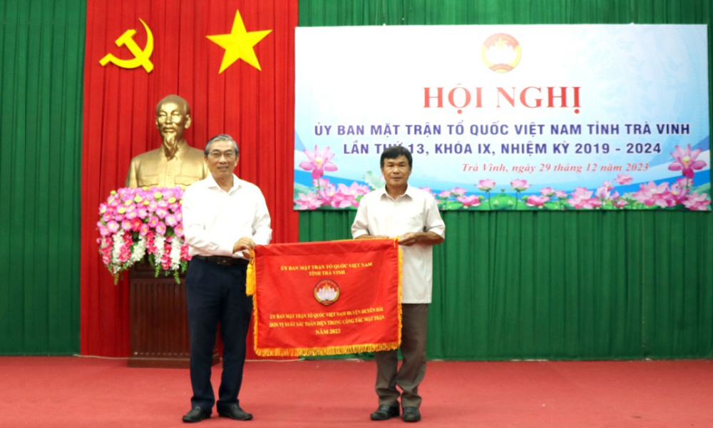 Vietnam Fatherland Front Committee of Duyen Hai district received the ...