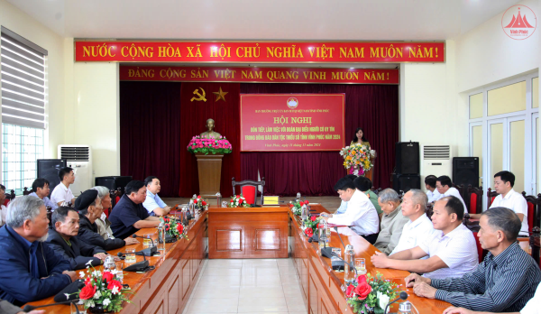 Meeting with the delegation of prestigious people in ethnic minorities