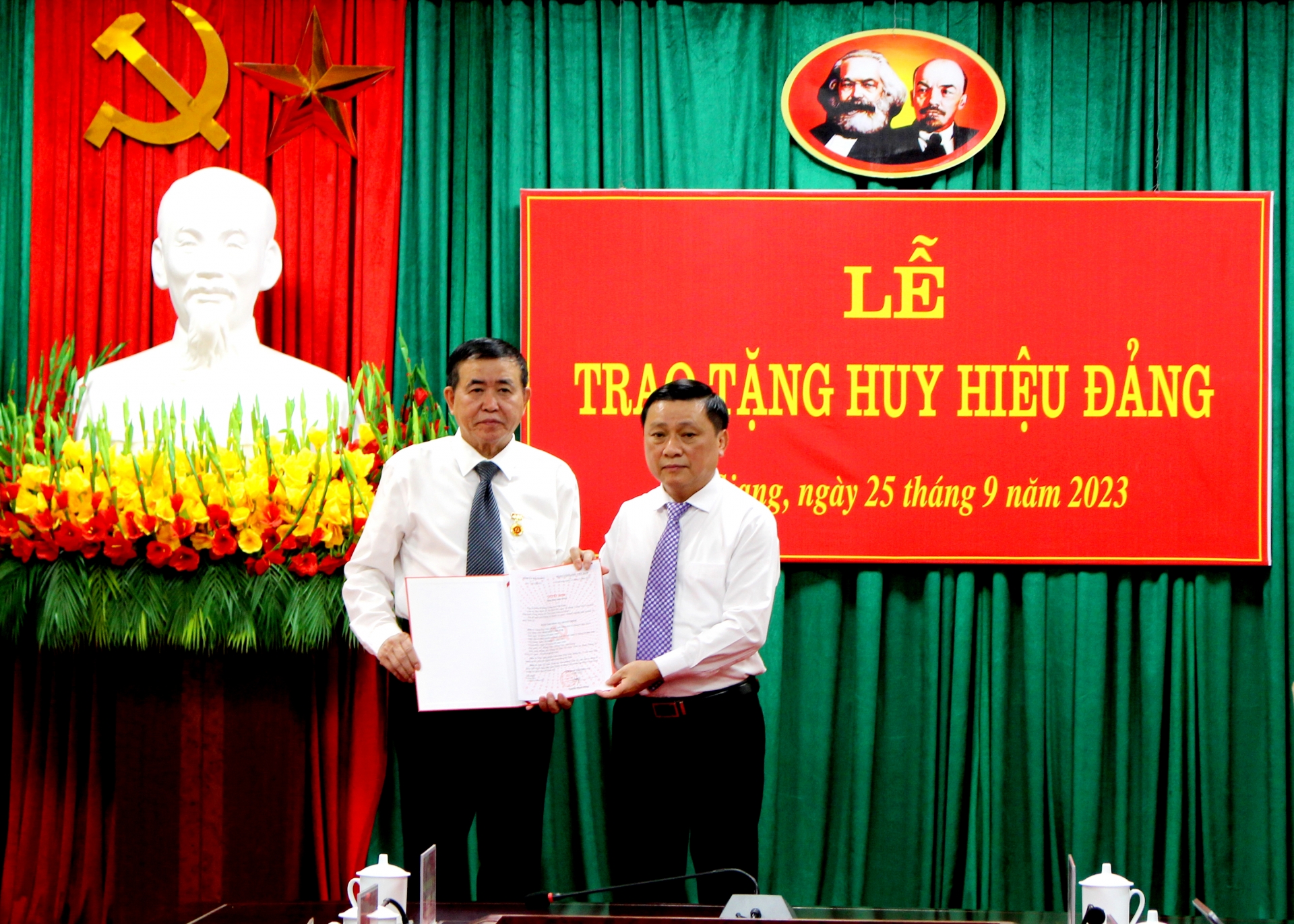 Provincial Party Committee Organizing Committee awards Party badges to ...