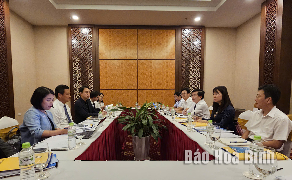 Vice Chairman of the Provincial People's Committee Nguyen Van Chuong worked with the Thai ...