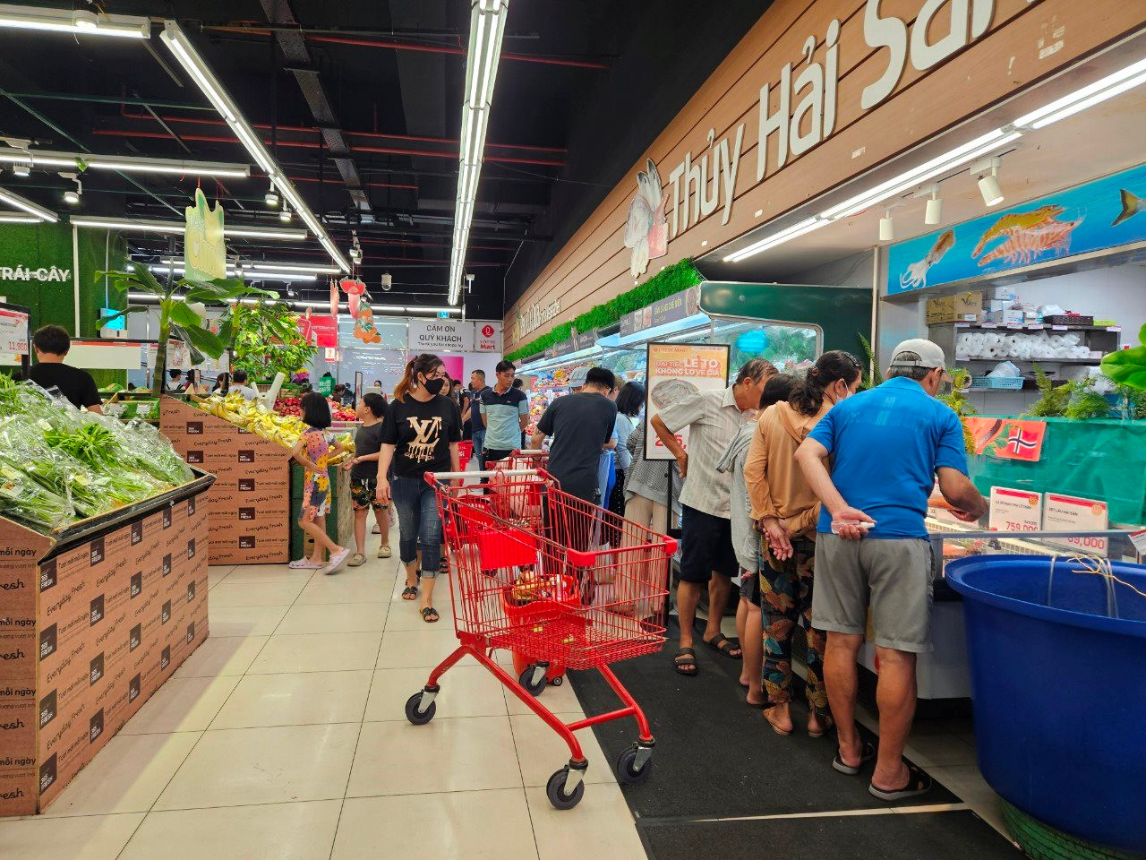 Supermarket crowded with shoppers and to avoid the heat