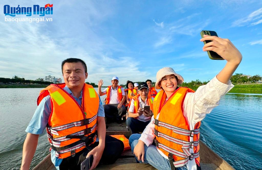 Exploiting the tourism potential along the Tra Bong River.