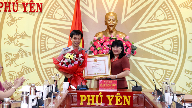 Recognizing the contributions of comrade Nguyen Thanh Bac during his time working in Phu Yen