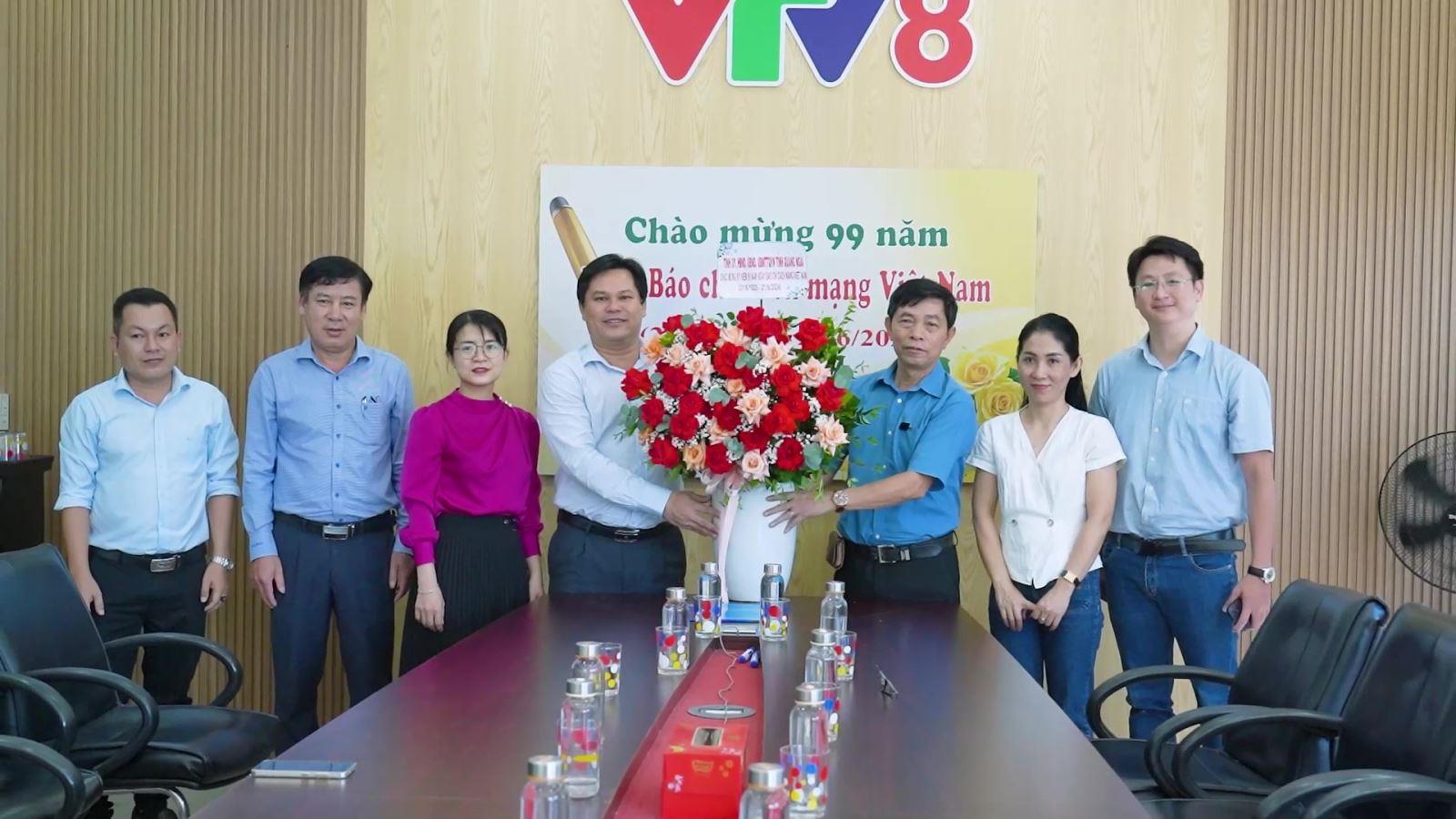Vice Chairman of the Provincial People's Committee Tran Phuoc Hien visited and congratulated ...