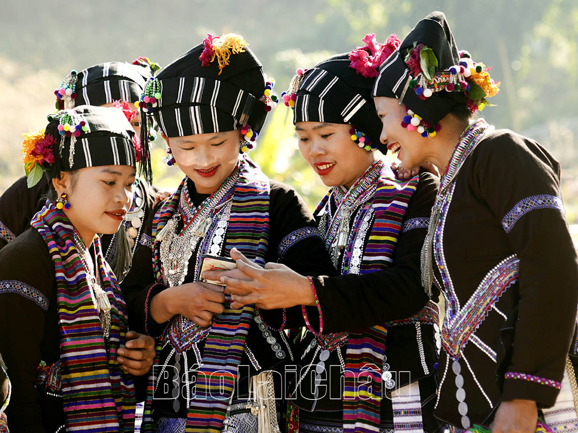 Lai Chau has 7 works in the photo exhibition "Colors of Vietnamese ...