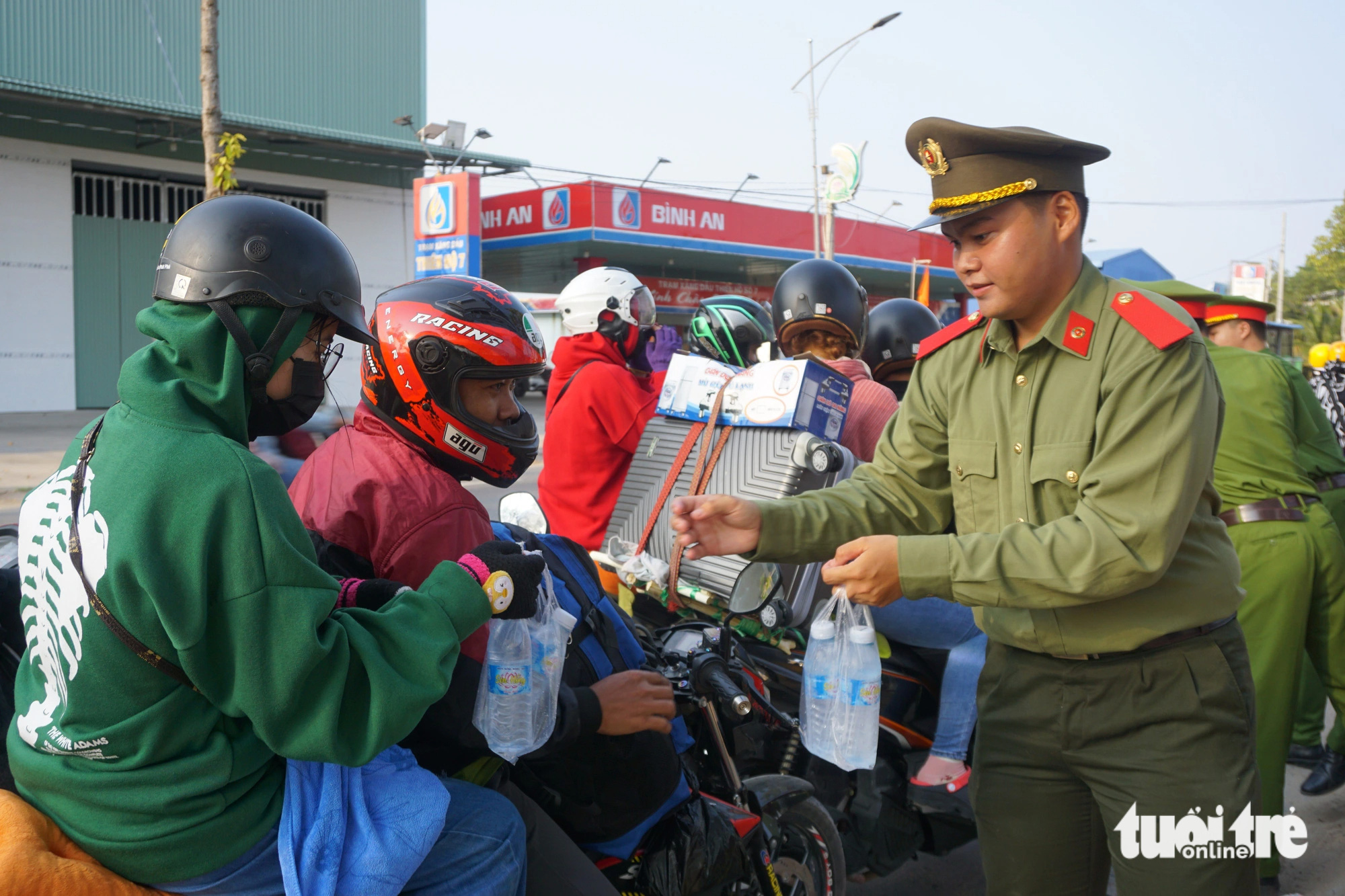 Giving water and bread to people going to the West to celebrate Tet
