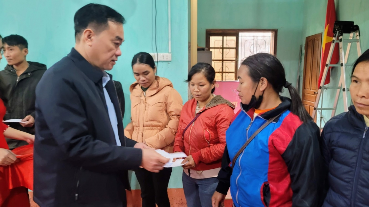 Bac Quang organizes gift giving ceremony of Head of Central Internal ...