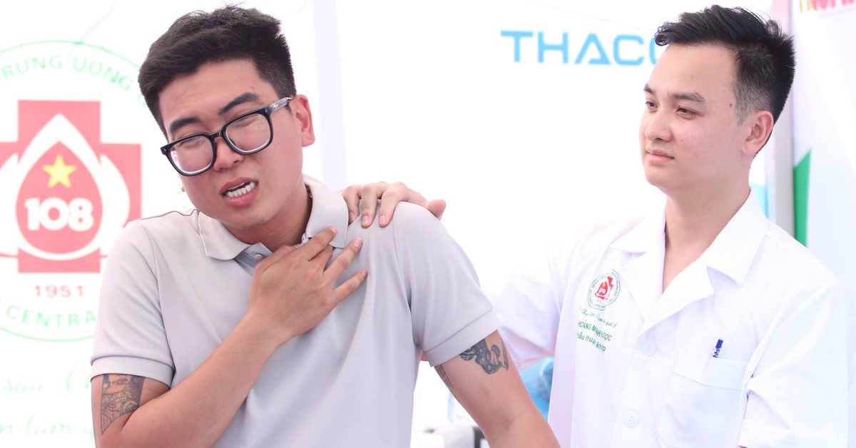 How serious is a supraspinatus tendon injury for a football player?