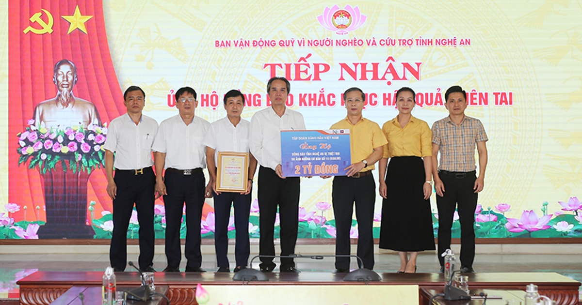 Petrolimex Nghe An donated more than 2 billion VND to help people overcome the consequences of ...