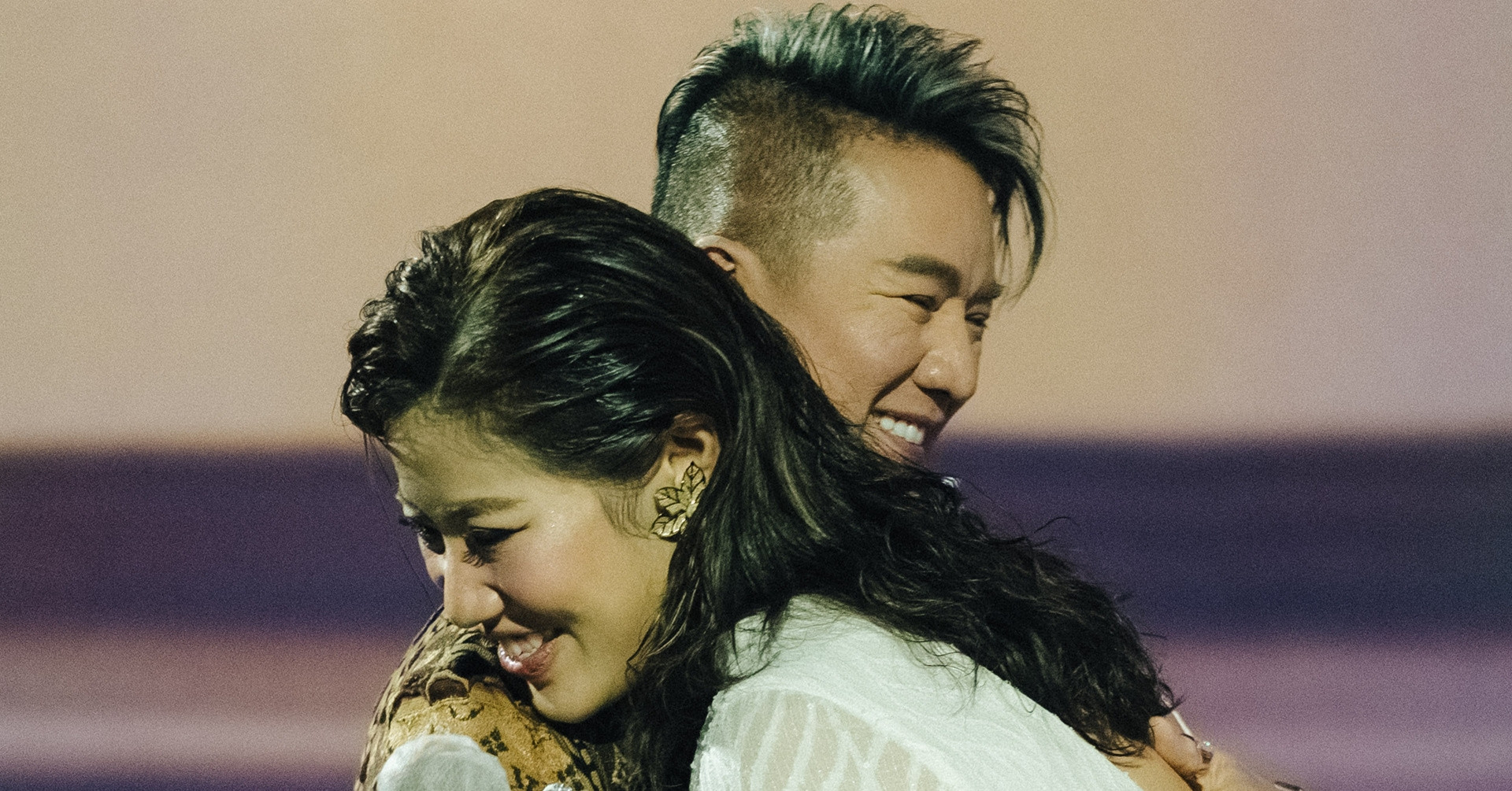 Dam Vinh Hung serre dans ses bras la fille du célèbre chanteur Cam Van et lui donne des conseils