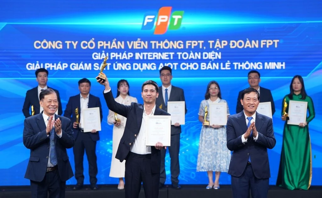 Receiving 5 Vietnam Digital Transformation Awards, FPT affirms the ...