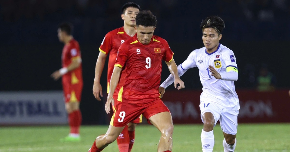 Vietnam vs. Nepal (First Half): Van Lam starts as goalkeeper.