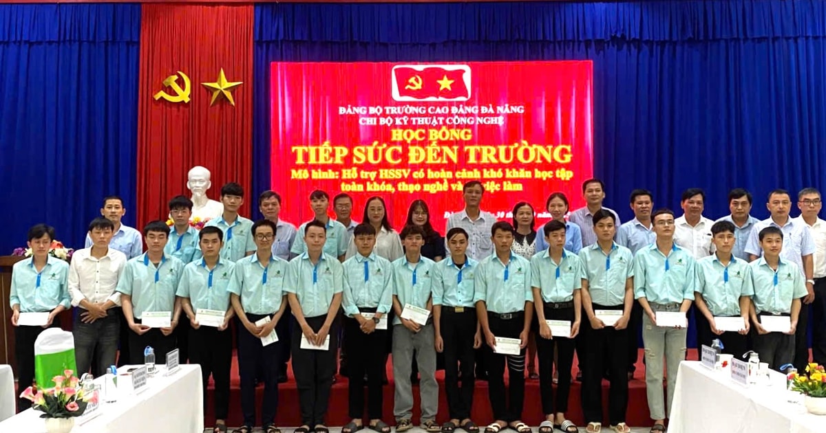 Danang College awards scholarships to disadvantaged students