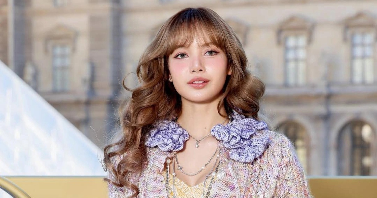 Lisa (Blackpink) is beautiful like a living doll in Paris