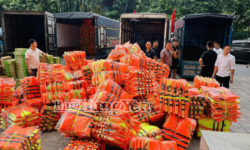 ประชาชนหุ่งเยนหันใจไปหาเพื่อนร่วมชาติในพื้นที่ประสบอุทกภัย