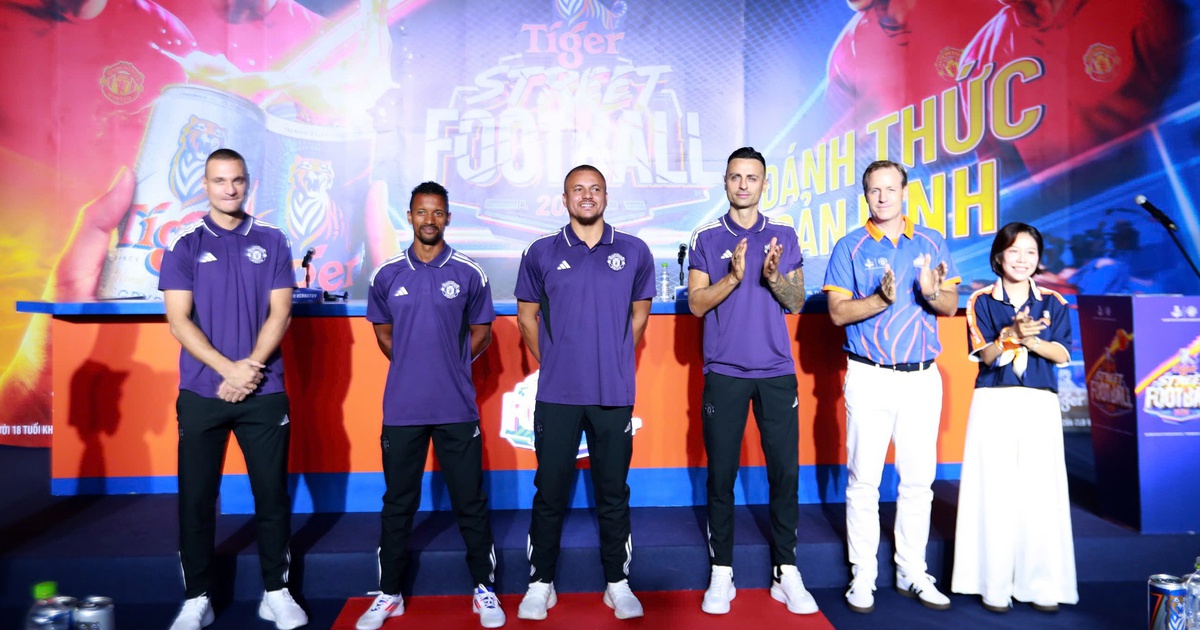 The legendary quartet of MU face each other when leading 4 Vietnamese ...