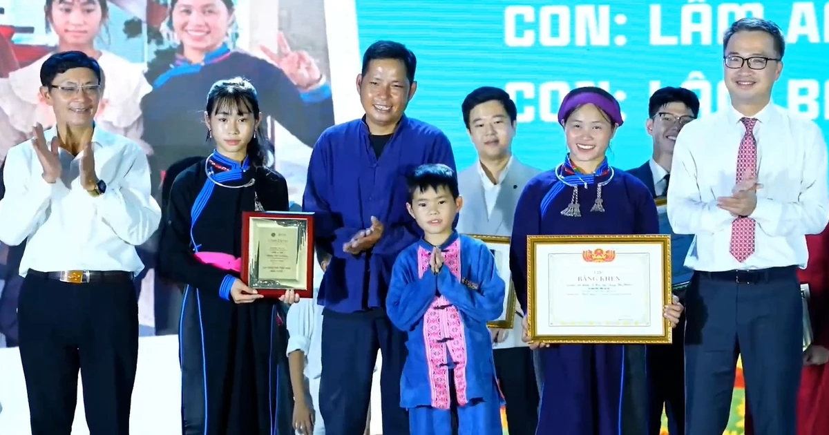 Ms. Vang Thi Thong's family was recognized as a "happy young family" in ...