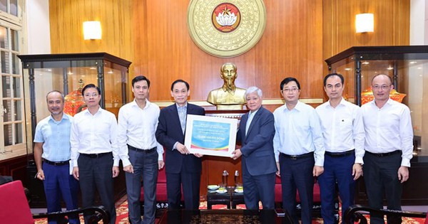 The Vietnam Fatherland Front received 12 billion VND from the Ministry ...