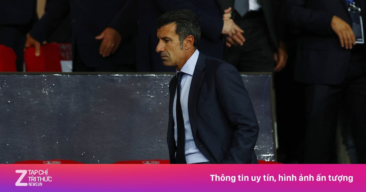 Barcelona fans booed Figo.