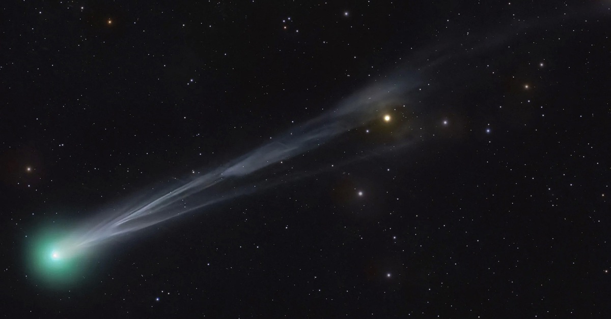 Two rare comets fly across the Vietnamese sky.