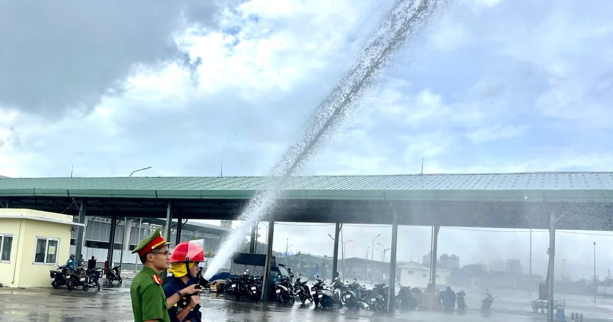 Firefighting and rescue drills were conducted at Tho Quang fishing port ...
