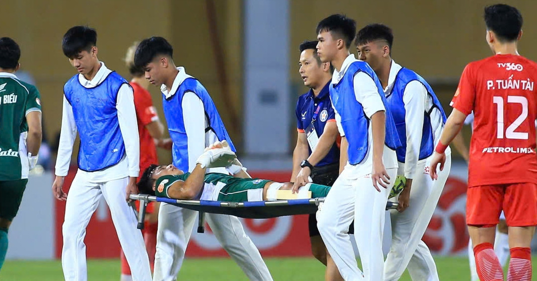 Goalkeeper Bui Tien Dung tore his knee ligament and retired from V-League.