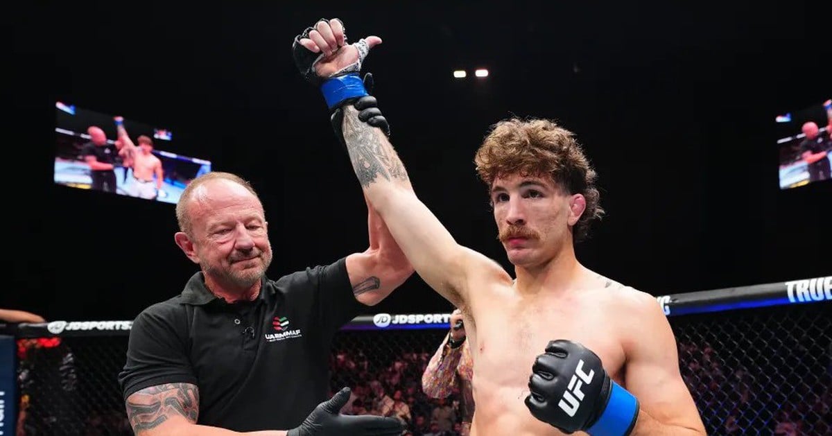 Fighter throws lightning kick that makes opponent 'faint' instantly at UFC