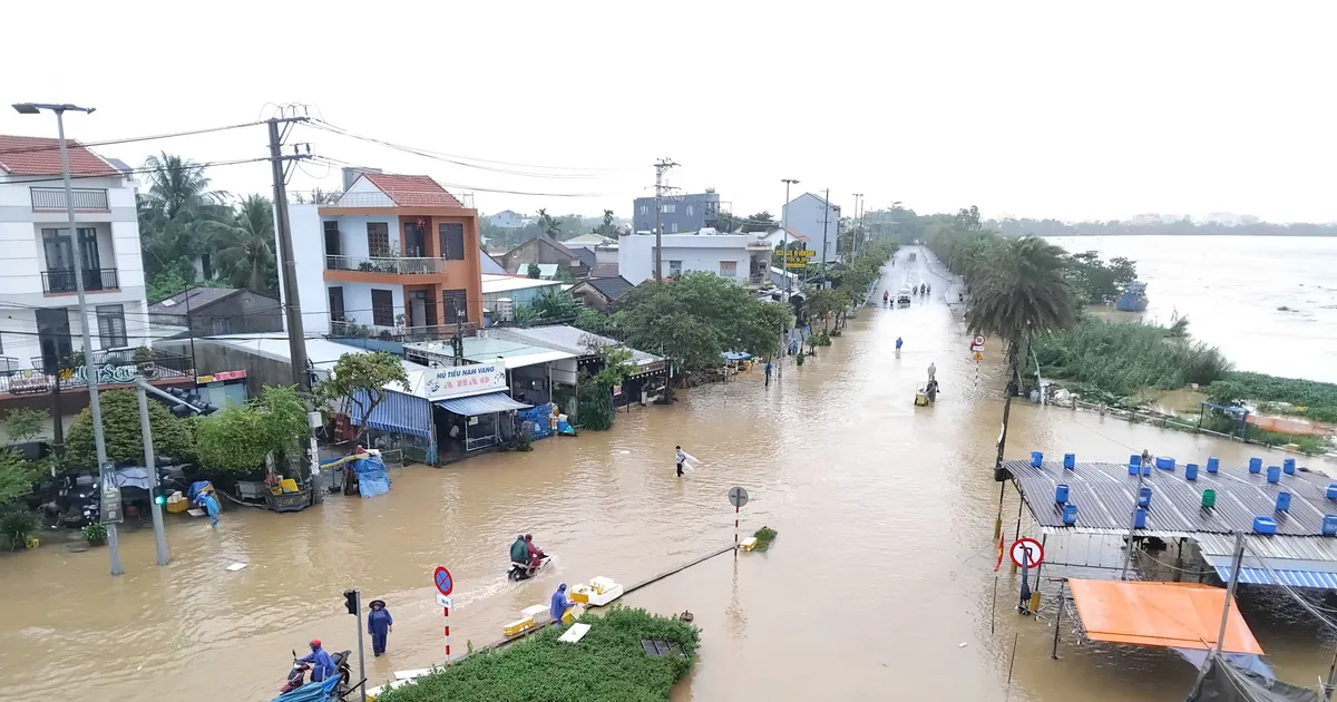 Floods cut off and isolate more than 2,000 households in Da Nang