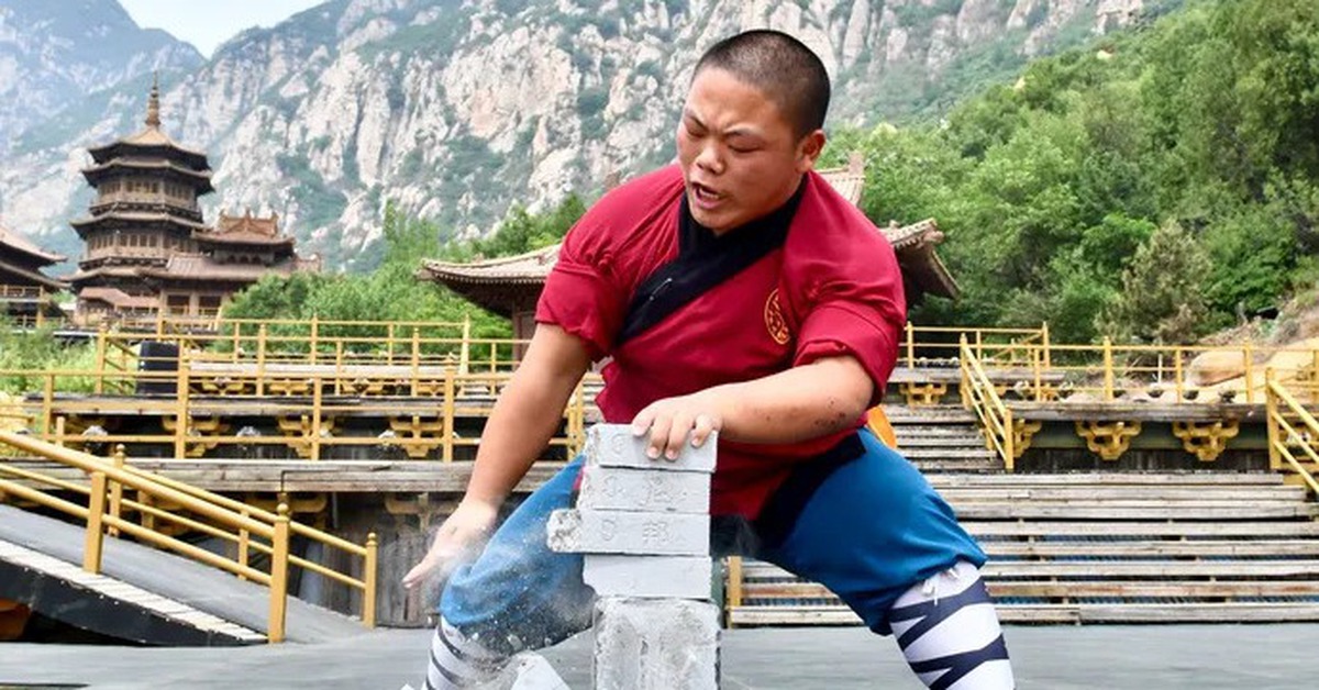 Why do kung fu practitioners like to demonstrate breaking bricks?