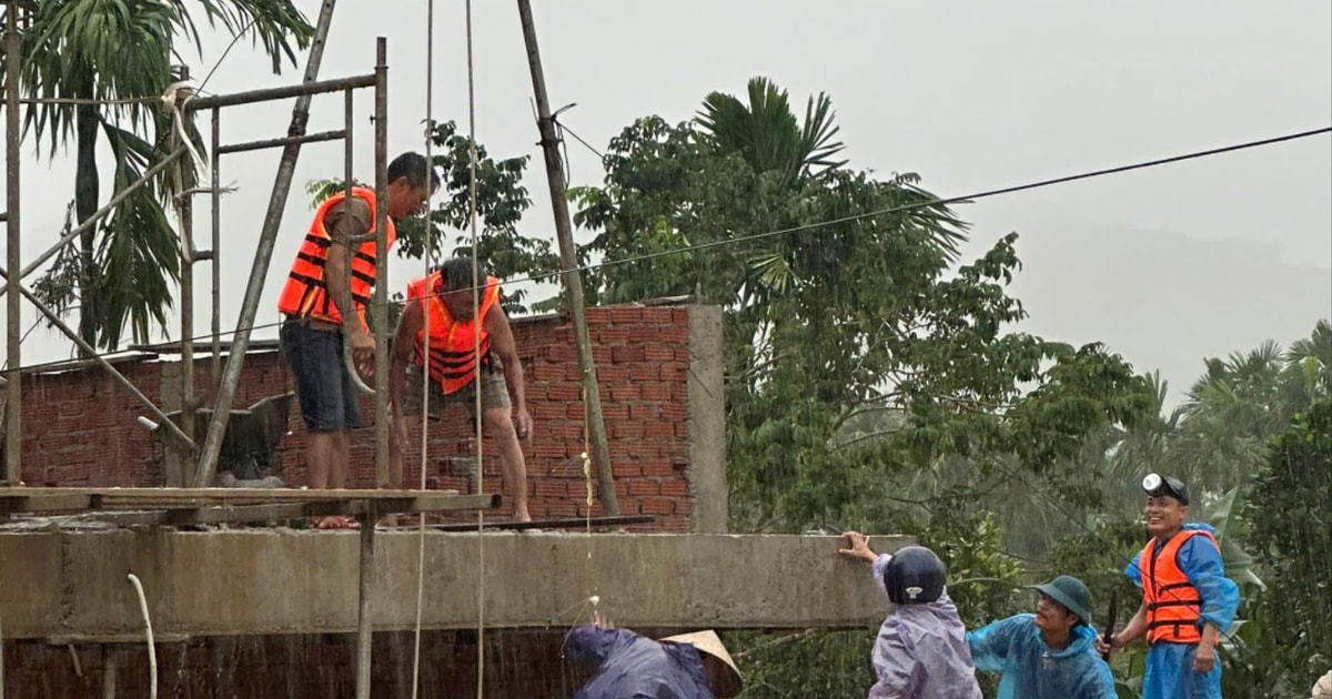 ឃុំ Tam Xuan និង Lanh Ngoc បានជម្លៀសប្រជាជនរាប់រយគ្រួសារចេញពីតំបន់ទឹកជំនន់។