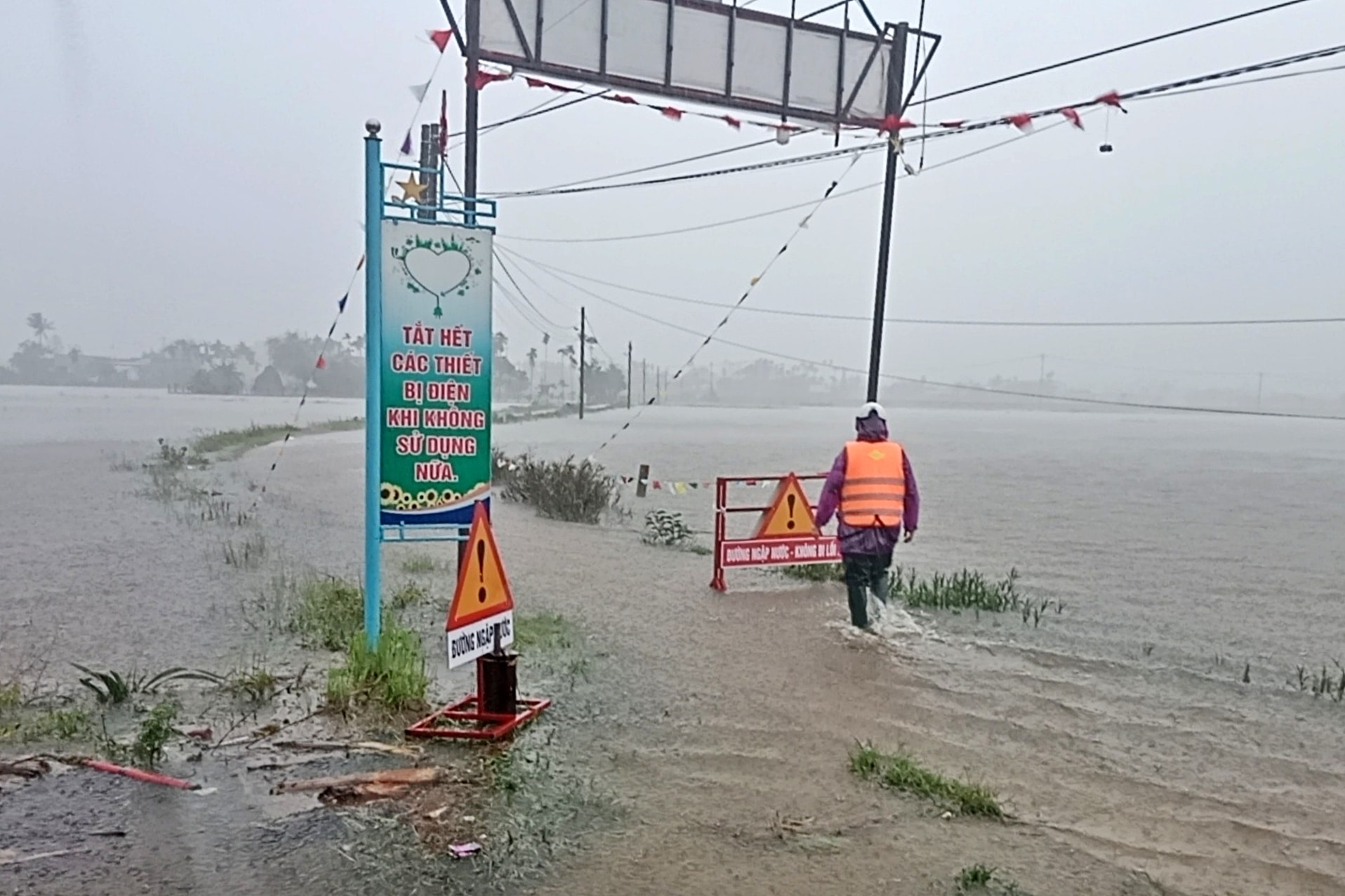 ឃុំ Tam Xuan និង Lanh Ngoc បានជម្លៀសប្រជាជនរាប់រយគ្រួសារចេញពីតំបន់ទឹកជំនន់។