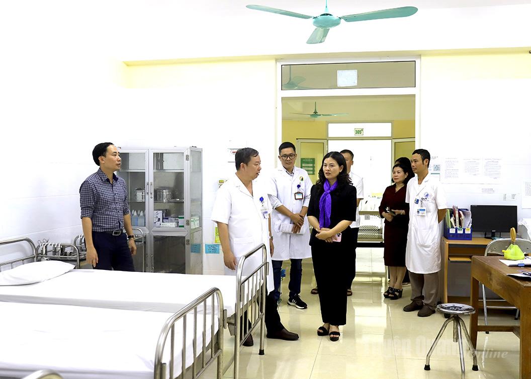 Vice ordförande för den provinsiella folkkommittén Vuong Ngoc Ha inspekterade sjukhuset för ...