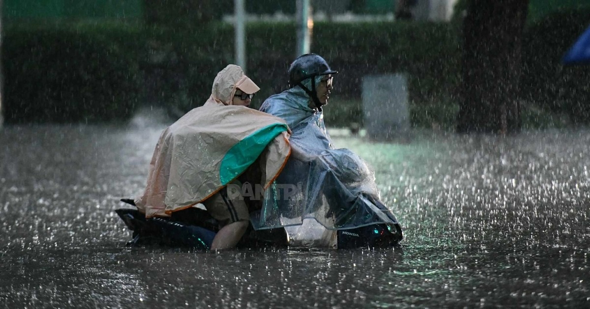 Hanoi lets students across the city stay home tomorrow to avoid storm Matmo