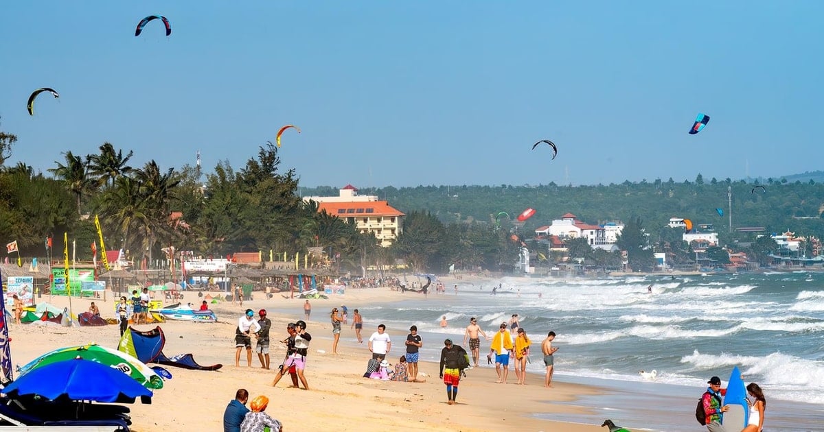 Lam Dong blue sea in peak season welcomes winter visitors