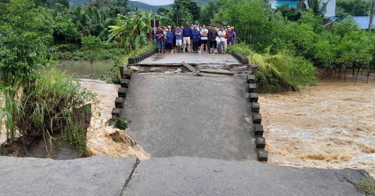 Silný déšť a povodeň v Quang Ngai: Zřítil se most, motorkář spadl do řeky