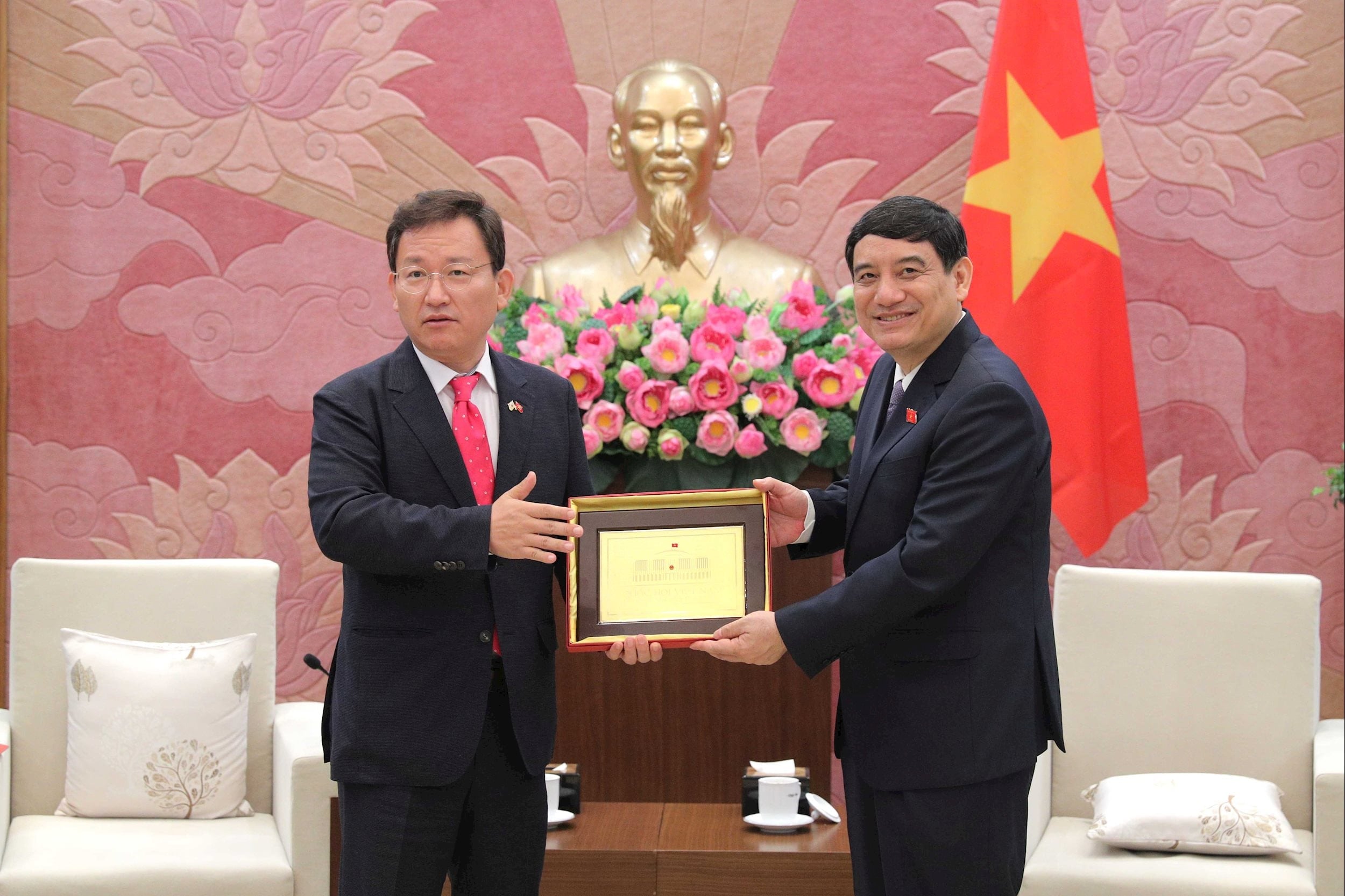 문화사회위원회 위원장 응우옌 닥 빈(Nguyen Dac Vinh)이 국회 환경노동위원회 대표단을 접견했다.