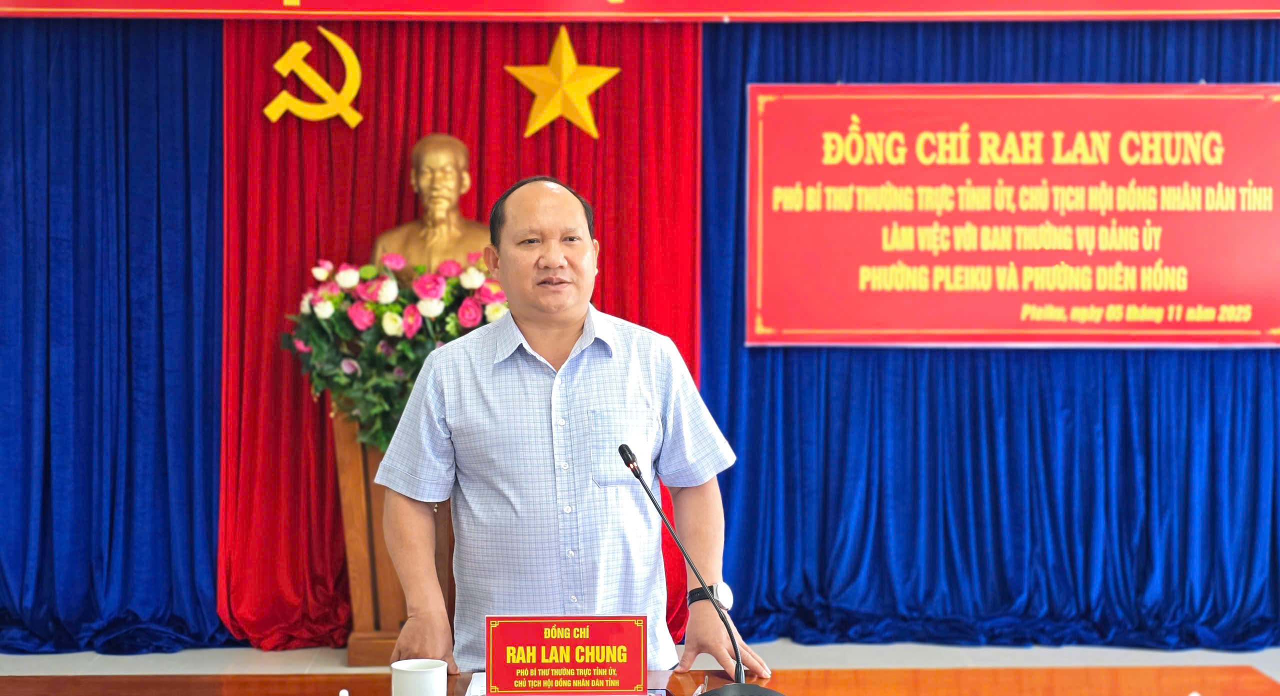 Genosse Rah Lan Chung arbeitete mit dem Ständigen Ausschuss des Parteikomitees des Bezirks ...