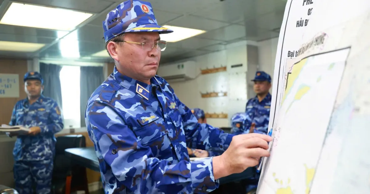 Vietnam Coast Guard inspects proactive response to storm No. 13
