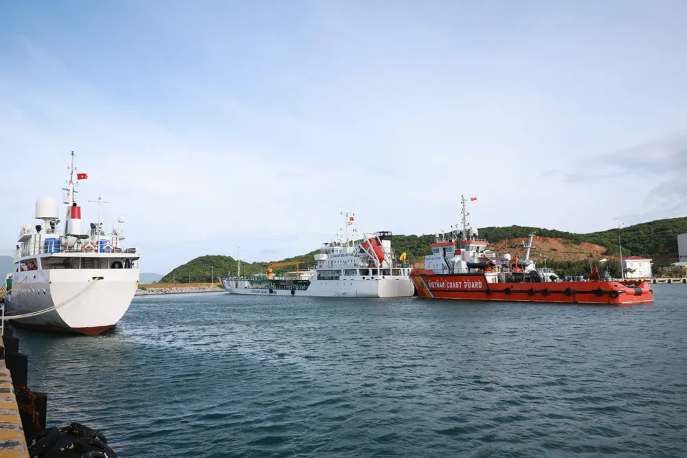 Vietnam Coast Guard inspects proactive response to storm No. 13