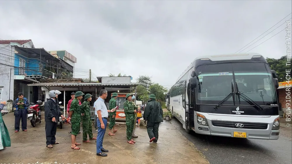 Quang Ngai: Evacuating people to shelter from storm No. 13